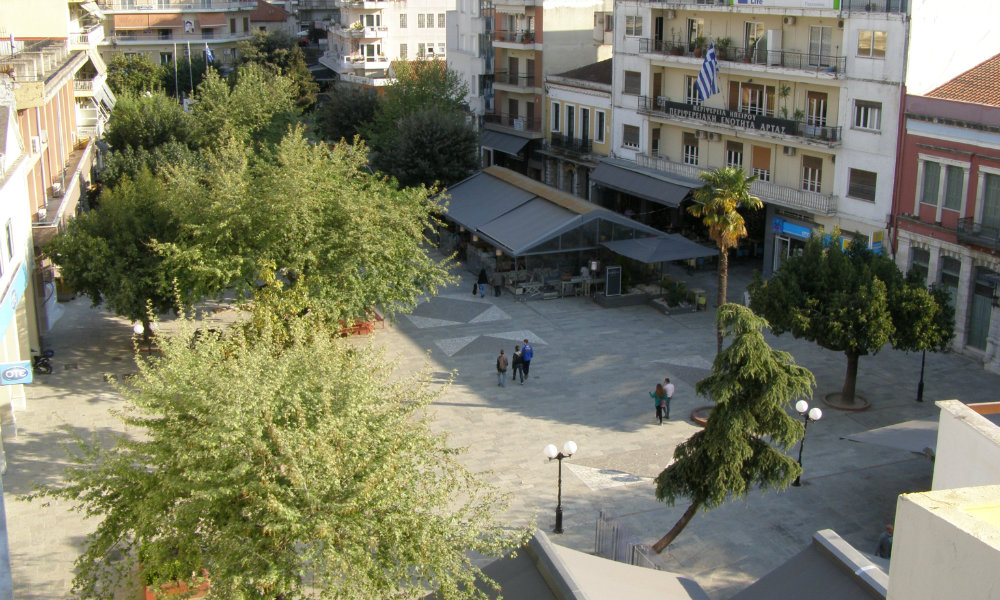Ο Δήμος Αρταίων «ξηλώνει» κατασκευές και τέντες και τοποθετεί ομπρέλες ...