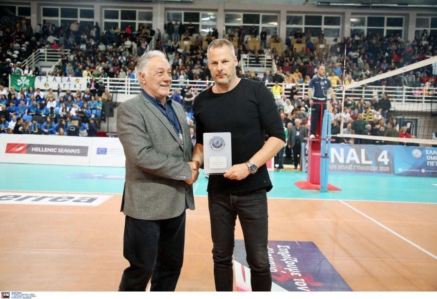 Final 4 Volley Γυναικών-Άρτα: Βραβεύθηκε από την ΕΟΠΕ ο Γιάννης ...